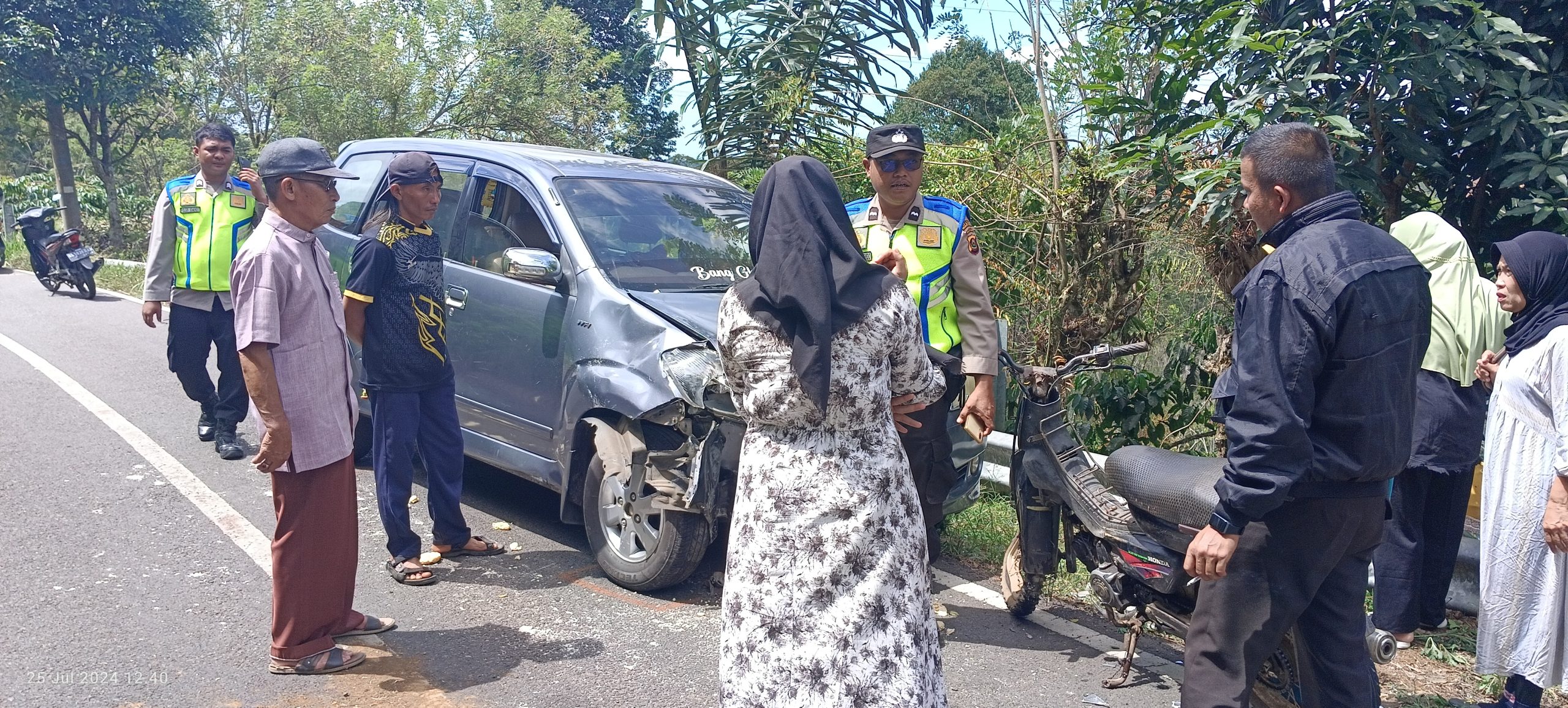 Kecelakaan adu banteng melibatkan mobil dengan motor terjadi di Jalan ... Kecelakaan adu banteng melibatkan mobil dengan motor terjadi di Jalan ...
