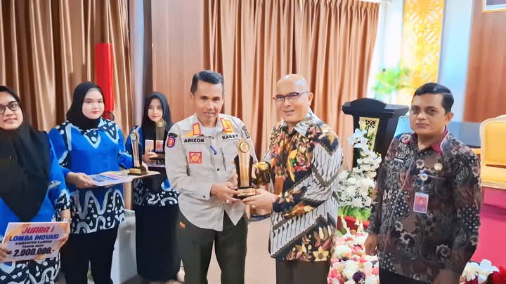 Raih juara 1 OPD Terbaik Kasat Pol PP Kampar Arizon, SE Terima ... Raih juara 1 OPD Terbaik Kasat Pol PP Kampar Arizon, SE Terima ...